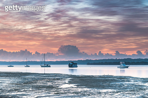 Sunrise Waterscape with High Cloud and Boats 이미지 (1263064158) - 게티이미지뱅크