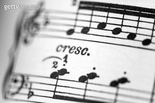 Musical score sheet music close up: Crescendo (1212947226) - 게티이미지뱅크