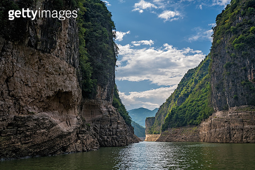 Deep vertical canyon walls of the Shennong Xi Stream 이미지 (1205906739 ...