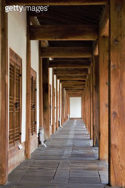 Wooden corridor of Seonggyungwan Munmyo temple of Confucius, Seoul ...