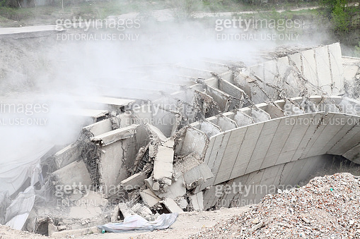 Controlled explosion with blasts of a big building 이미지 (1221186696 ...