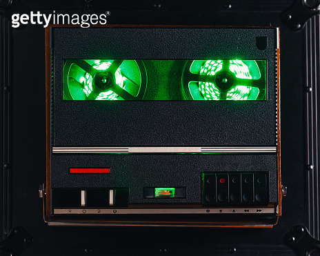reel to reel audio tape recorder with green led light strip 이미지 ...