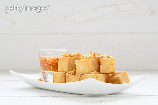Deep fried tofu is cut into square balls on plate (1251445396) - 게티이미지뱅크