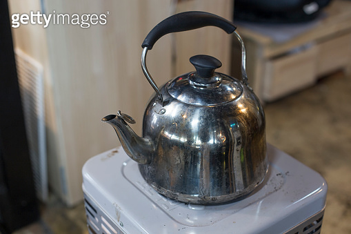 Stainless steel whistle kettle stands on a old stove 이미지 (1197083176 ...