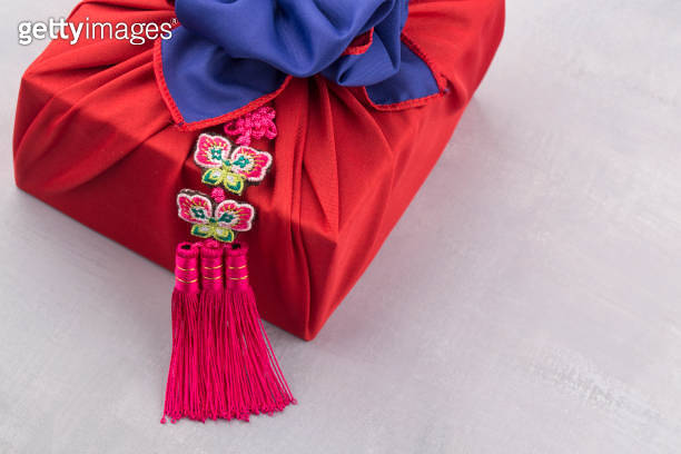Korean traditional wrapping gift box. Korean traditional gift packaging ...