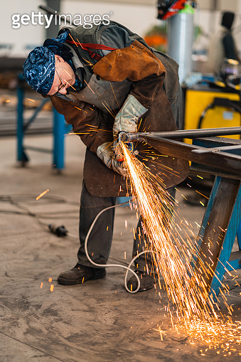 Worker Using Angle Grinder in Factory 이미지 (1210672193) - 게티이미지뱅크
