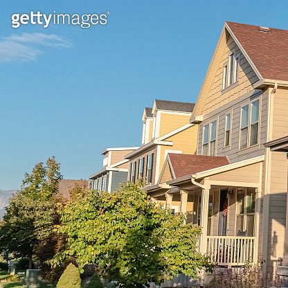 Square frame Row of urban houses with front porches (1198307294) - 게티이미지뱅크