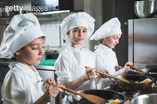 Children cook eggs in the kitchen at the Restaurant. 이미지 (1271569419 ...
