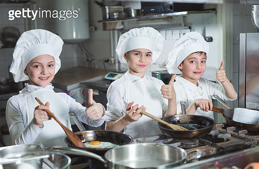 Children cook eggs in the kitchen at the Restaurant. 이미지 (1271569717 ...
