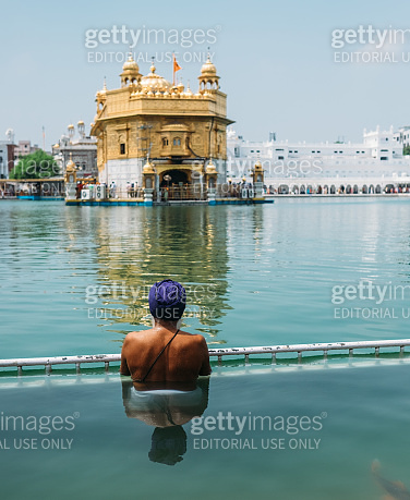 Sikh pilgrim praying in holy tank near Golden Temple 이미지 (1280158204 ...