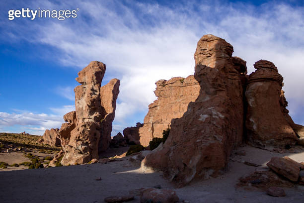 Block of rock in foreground, illuminated by afternoon sun 이미지 ...