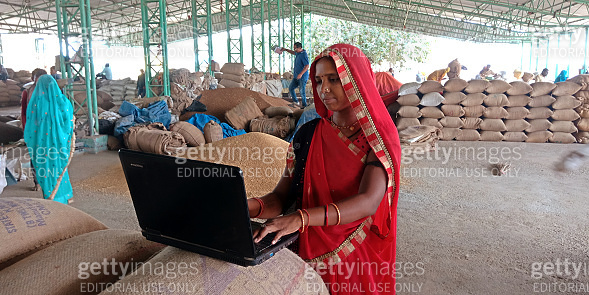 Indian village people using technology equipment 이미지 (1280731333) - 게티이미지뱅크