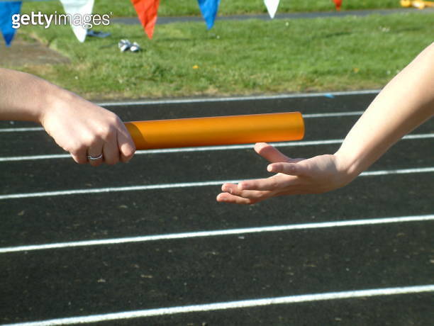 Passing The Baton At A Highs School Track Meet 이미지 (1203109863) - 게티이미지뱅크