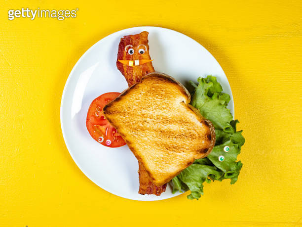 BLT cartoon with googly eyes on plate 이미지 (1201256948) - 게티이미지뱅크