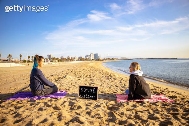 young women keeping social distance on the beach 이미지 (1283493116) - 게티이미지뱅크
