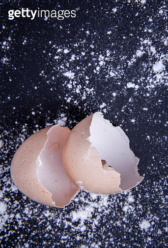 Broken egg shell with hand mixer in black background 이미지 (1263196448 ...