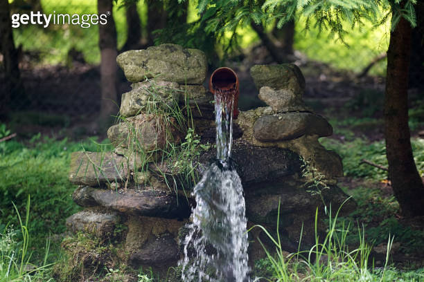 Plastic drain pipe through which apparently clean water flows 이미지 ...