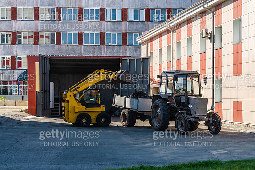 The front-end loader loads coal into a tractor trailer (1253271654 ...