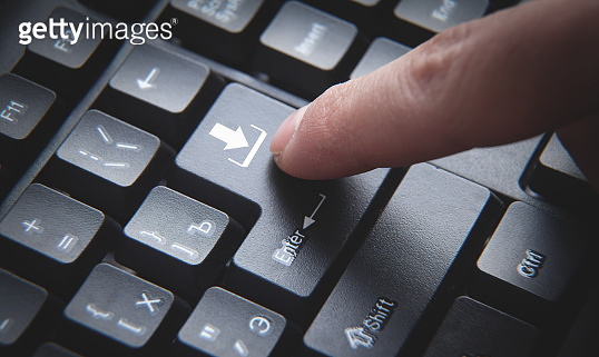 Human hand pressing download button on keyboard. (1290470941) - 게티이미지뱅크