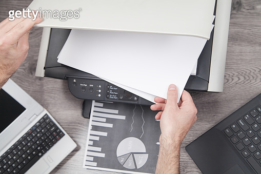 Man copying and scanning documents in office. 이미지 (1290024604) - 게티이미지뱅크