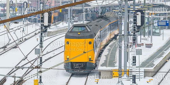 NS intercity train driving through the snow in winter 이미지 (1208526433 ...