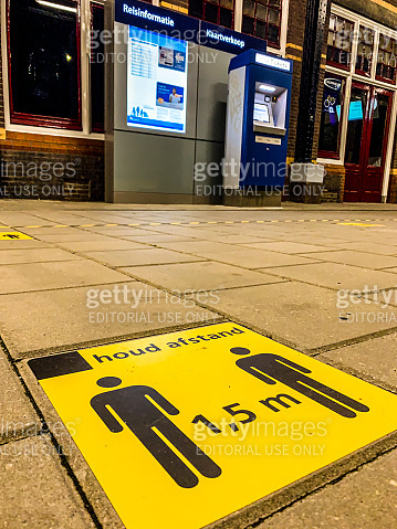 Keep 1,5m distance sign at the railway platform of Kampen station 이미지 ...