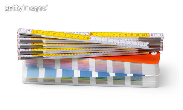 Wooden folding ruler on colour swatches book (1230023607) - 게티이미지뱅크
