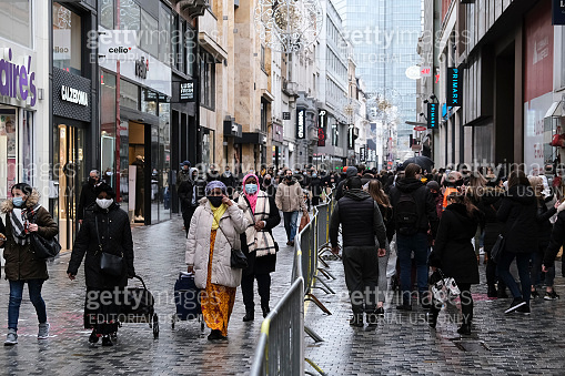 People queue outside a shop in Brussels 이미지 (1288906420) - 게티이미지뱅크