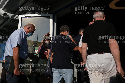 Passengers arrived in arrival area in Athens airport in Greece 이미지 ...