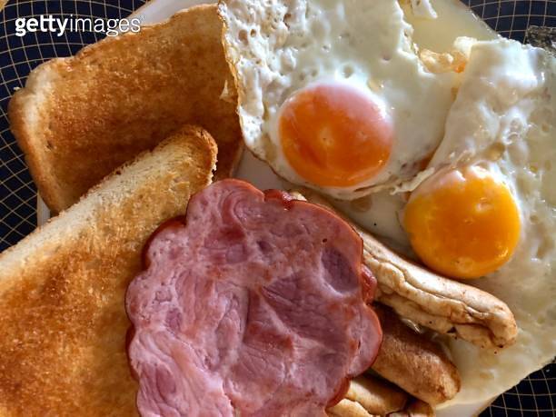 Image of classic English fried breakfast / fry-up with sausages, bacon ...
