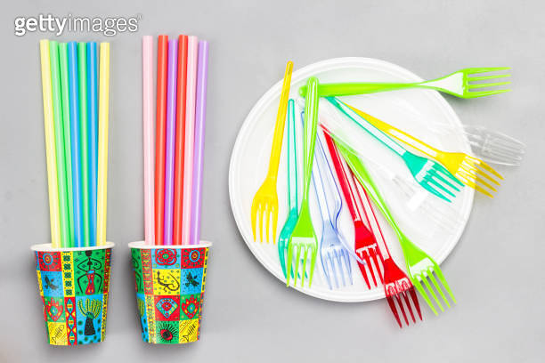 Colorful paper cups and colorful plastic straws for drinks. 이미지 ...