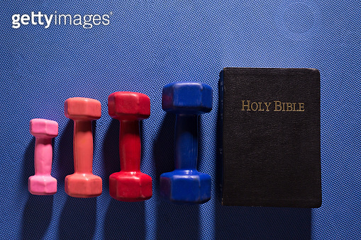Colorful Gym Weights and Holy Bible 이미지 (1224663393) - 게티이미지뱅크