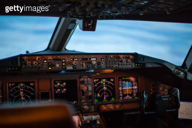 Cockpit overview during the blue hour 이미지 (1200477160) - 게티이미지뱅크