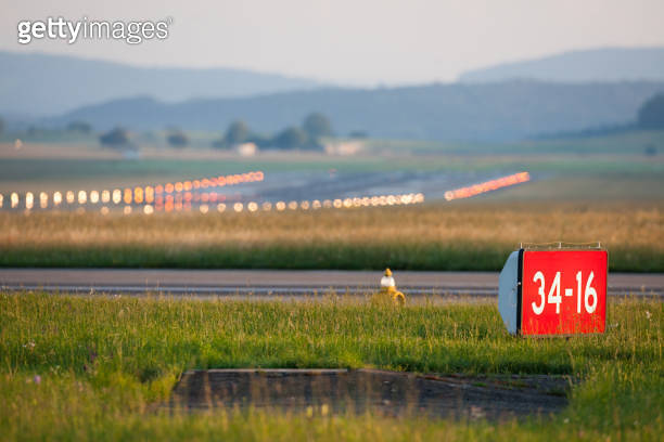 Runway Lights and Signage 이미지 (1214037520) - 게티이미지뱅크