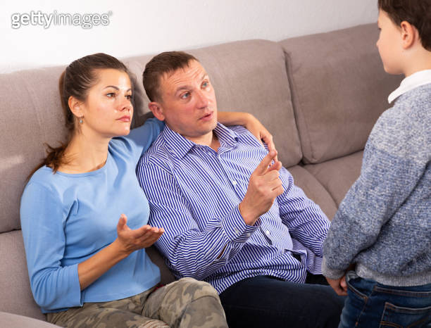 Troubled parents reprimanding son 이미지 (1257537522) - 게티이미지뱅크