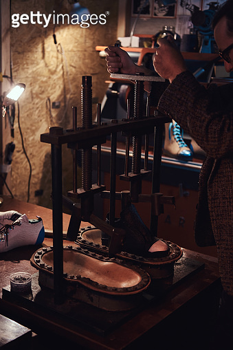 Bootmaker at work - he got a new progect 이미지 (1219888314) - 게티이미지뱅크