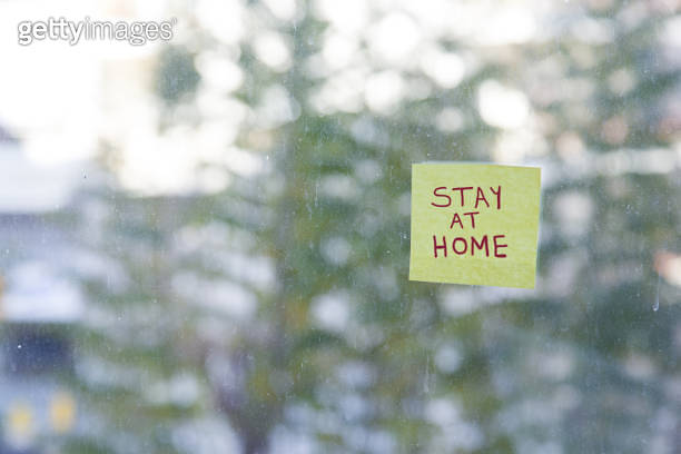 Sticky note on window with Stay Home writing text message 이미지 ...