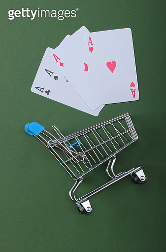 Shopping trolley with four aces on a green background. Top view 이미지 ...