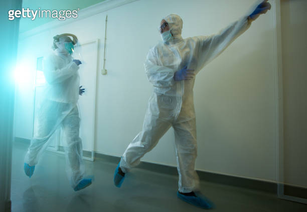 Biologists in safety suits running in laboratory 이미지 (1215478607) - 게티이미지뱅크