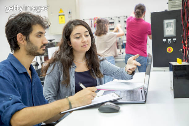 Small group of students in electrical engineering laboratory 이미지 ...