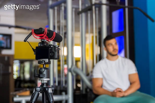 Bodybuilder Vlogging At Gym (1258006689) - 게티이미지뱅크