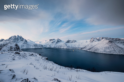 Sunrise on snowy Segla peak on Senja island in winter 이미지 (1208345748 ...