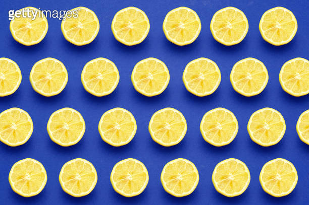 Patron of lemon slices on dark blue background 이미지 (1217166247) - 게티이미지뱅크