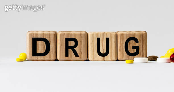 DRUG - text on cubes. Drug, tablets to reduce disease symptoms 이미지 ...