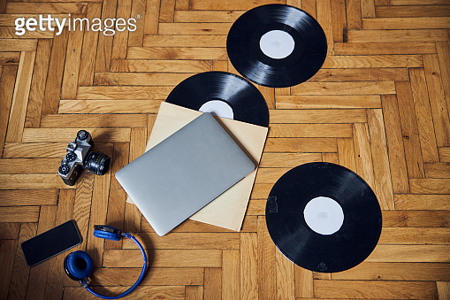 Vinyl records and digital devices laying on floor (1221486552) - 게티이미지뱅크