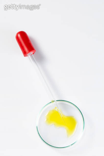laboratory testing lab dropper with yellow fluid test in petri dish 이미지 ...