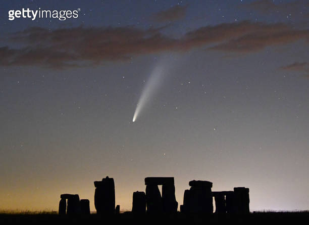 Comet neowise over Stonehenge (1257912813) - 게티이미지뱅크
