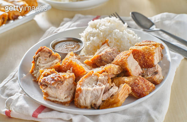 crispy filipino lechon kawali with white rice (1264183544) - 게티이미지뱅크