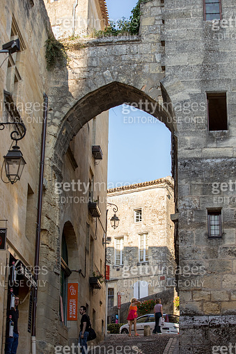 Tourists in the cobbled streets of Saint Emilion. France. 이미지 ...