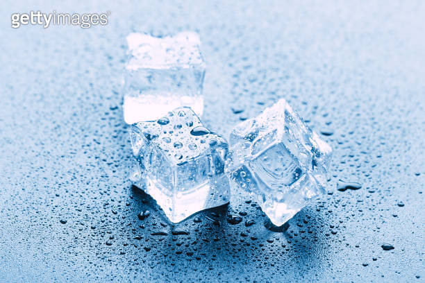 Pyramid of beautiful thawed ice cubes with drops of water 이미지 ...
